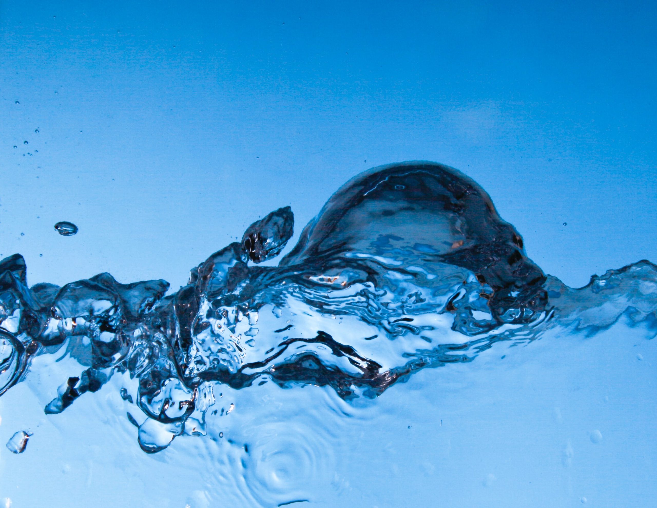 Five Simple Tips To Drink More Water - Here's What's Trending!